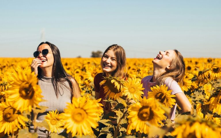 99 Words That Rhyme with Friend for Poetry and Songs – Papirmass